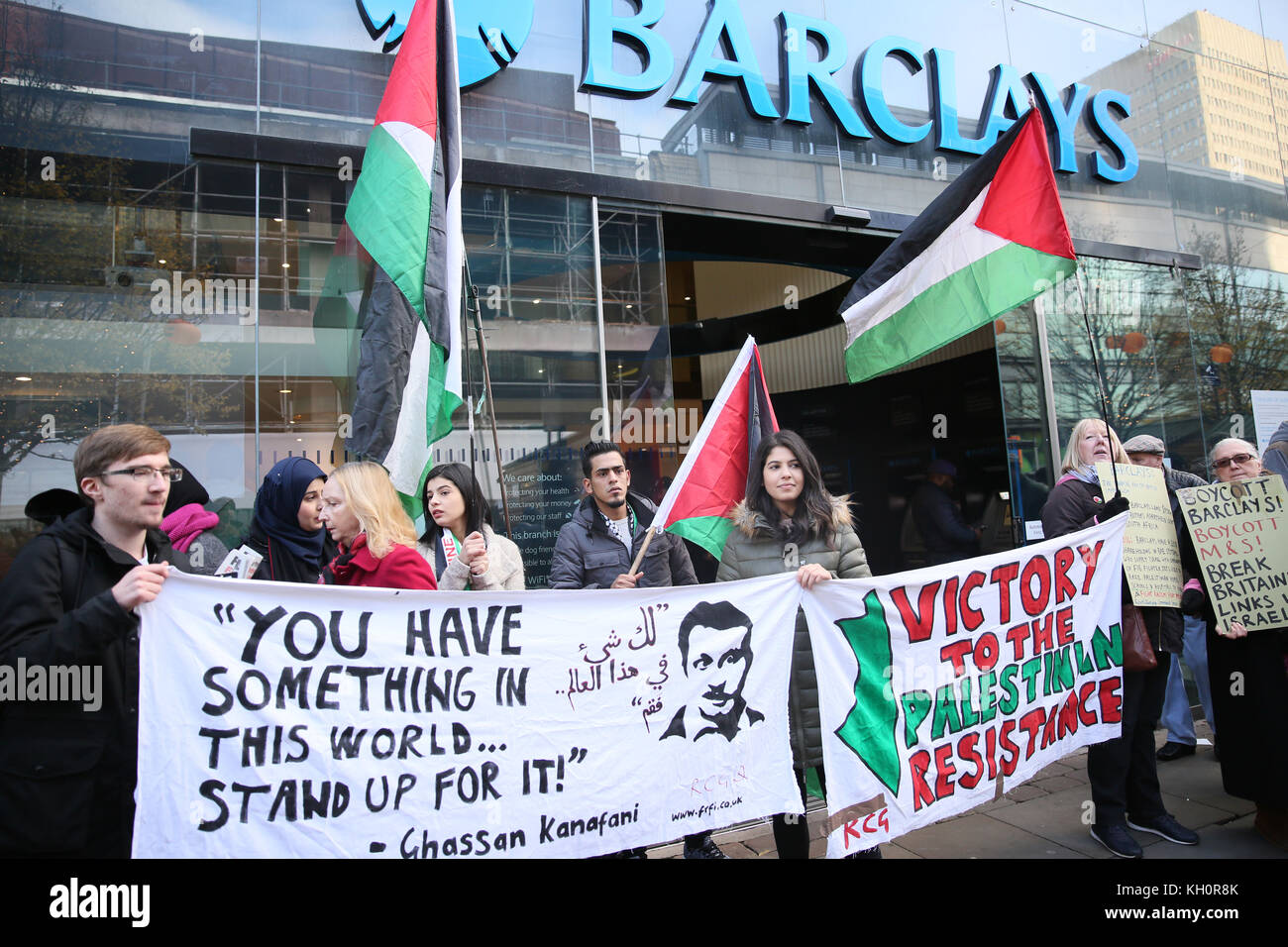 Manchester, UK. 11th Nov, 2017. Pro Palestine protesters gather outside ...