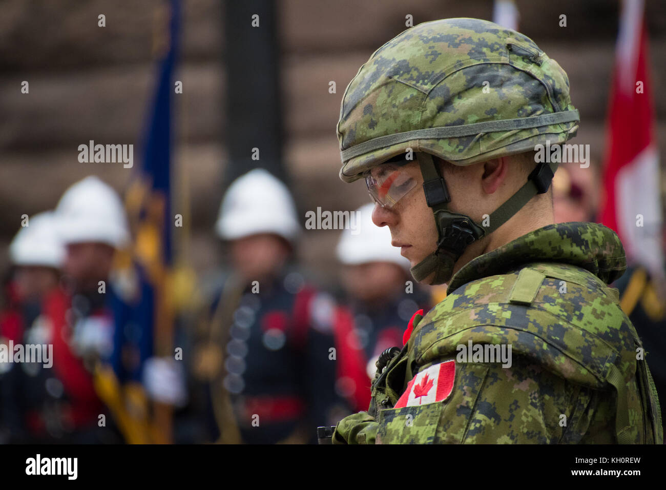 Toronto, Canada. 11th Nov, 2017. Honor guard dressed with current ...