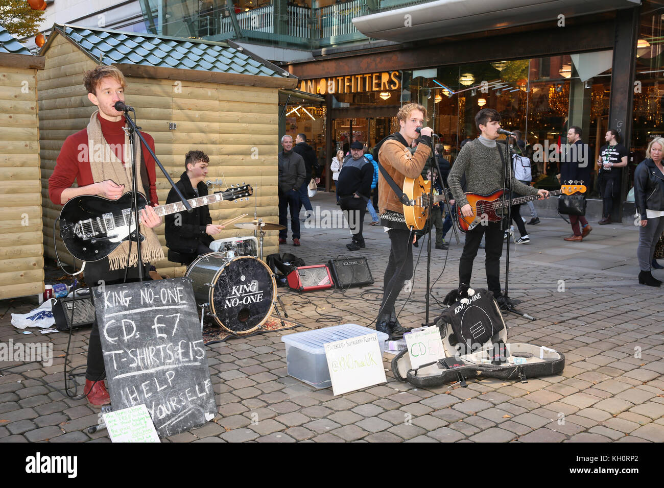 Manchester, UK. 11th Nov, 2017. Buskers King No One entertaining ...