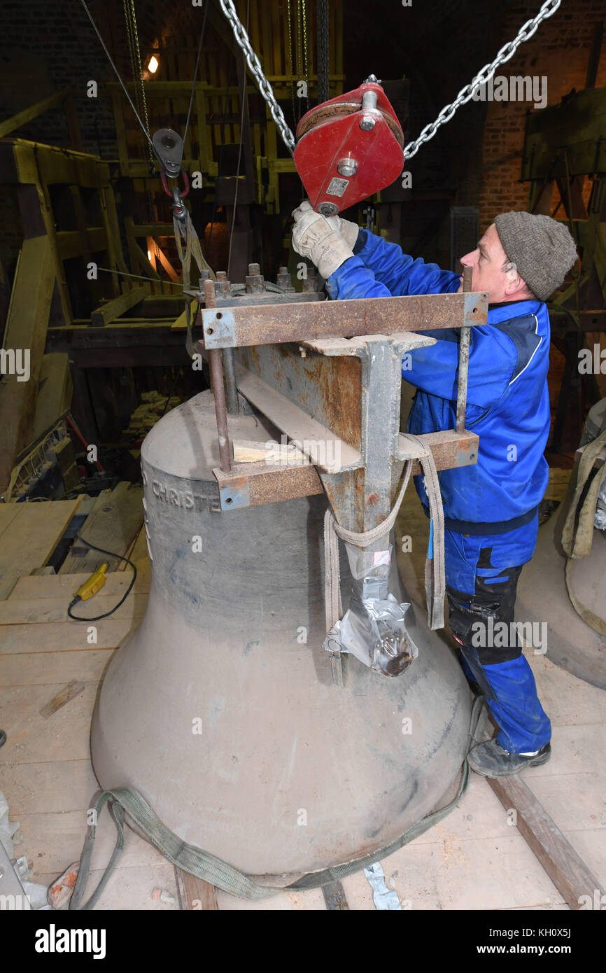 Wolgast, Germany. 09th Nov, 2017. Bell technician Udo Griwahn ...
