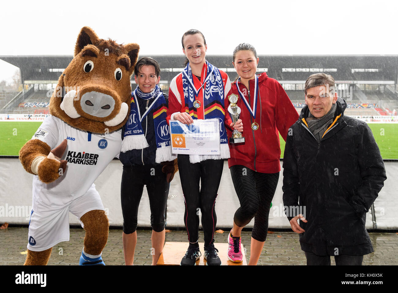 Karlsruhe, Deutschland. 12th Nov, 2017. Siegerehrung Hauptlauf Frauen ...