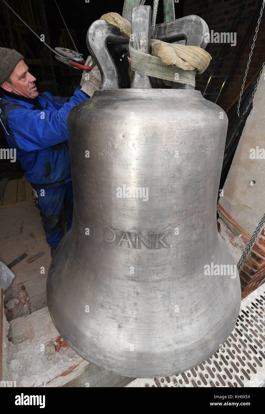 Wolgast, Germany. 09th Nov, 2017. Bell technician Udo Griwahn ...