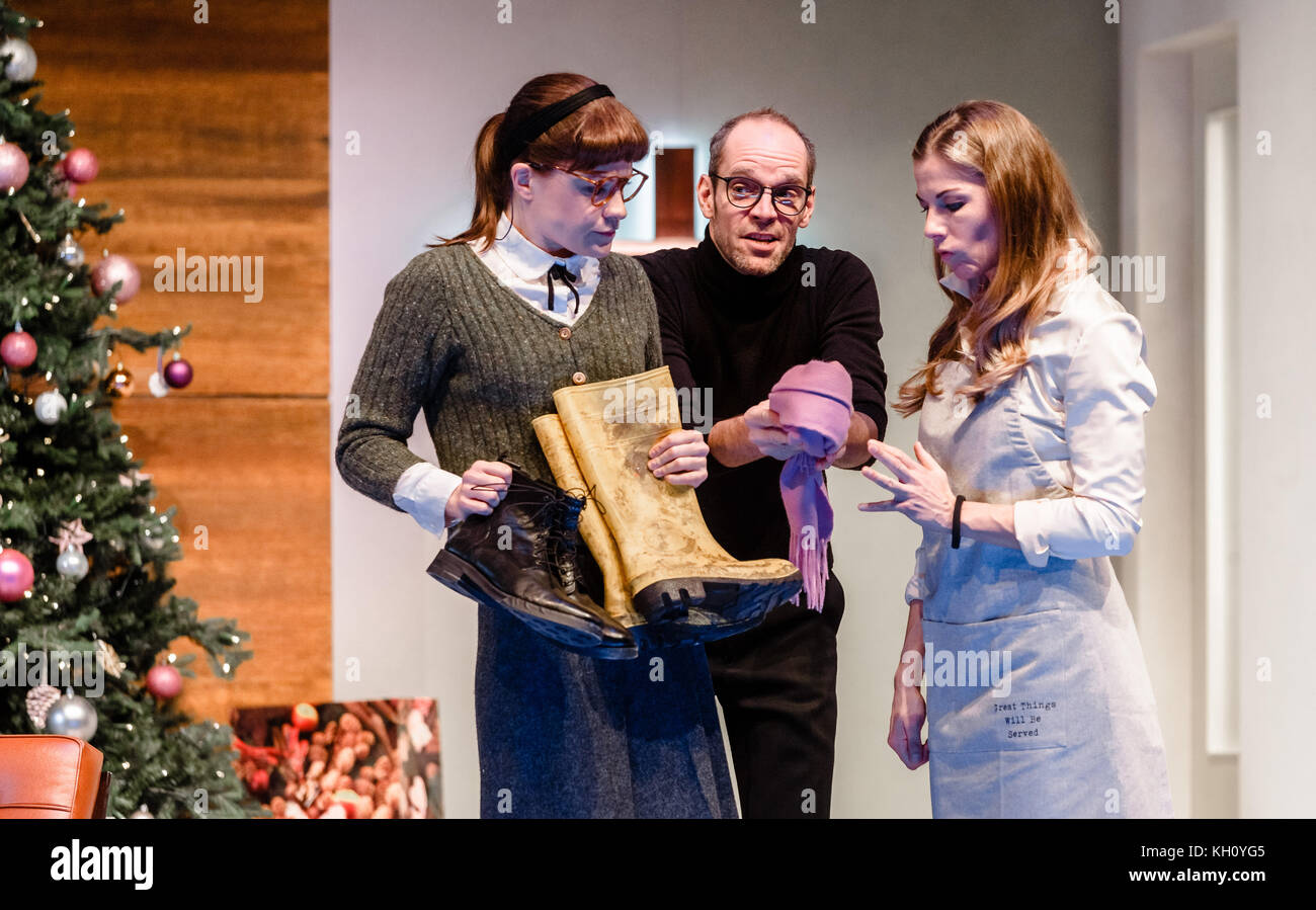 Hamburg, Germany. 9th Nov, 2017. Actors Rabea Luebbe (as Vicki, L-R ...