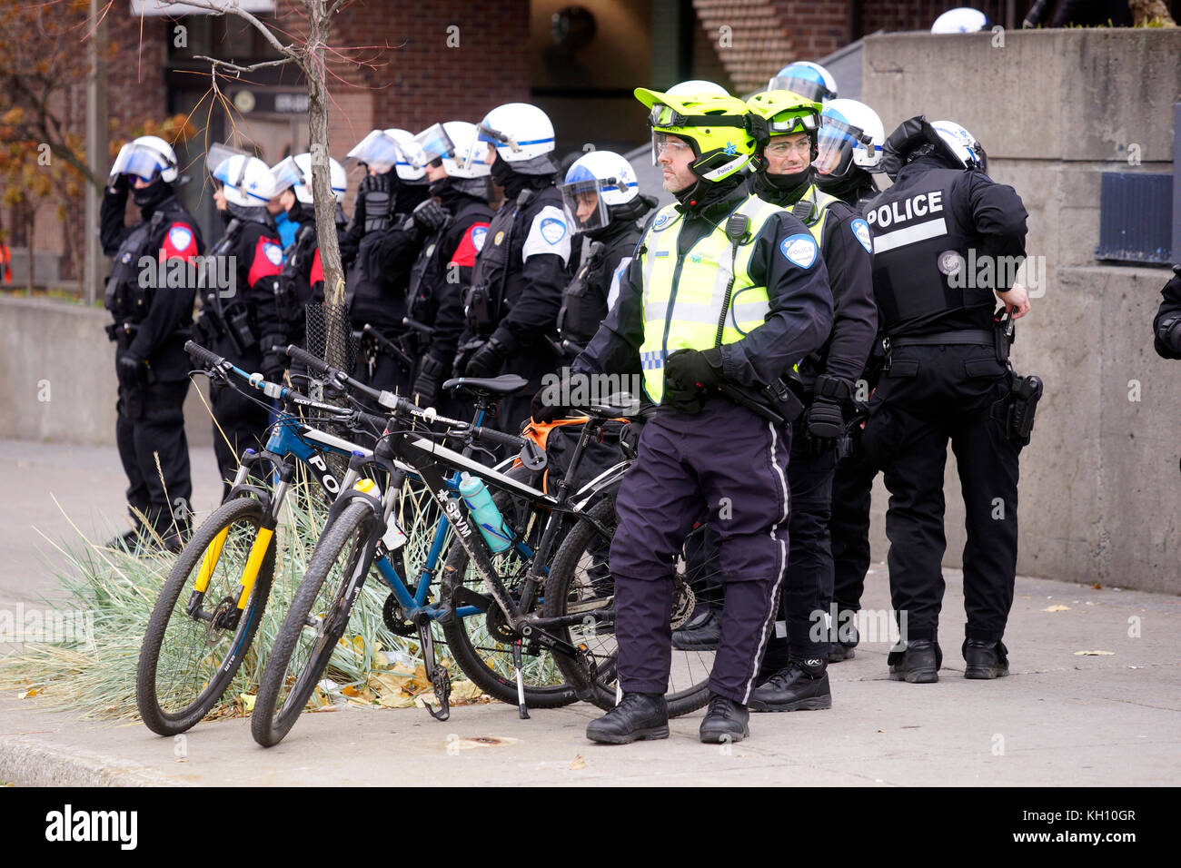 Montreal, Canada. 12th Nov, 2017. Police officers watching over a ...
