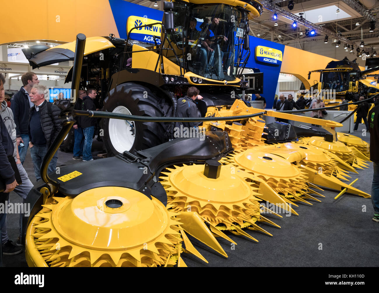 Hanover, Germany. 12th Nov, 2017. Visitors look at a harvesting machine ...
