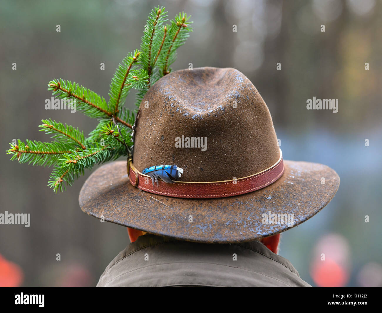 Heinersdorf, Germany. 11th Nov, 2017. A hunter wearing hunters's ...
