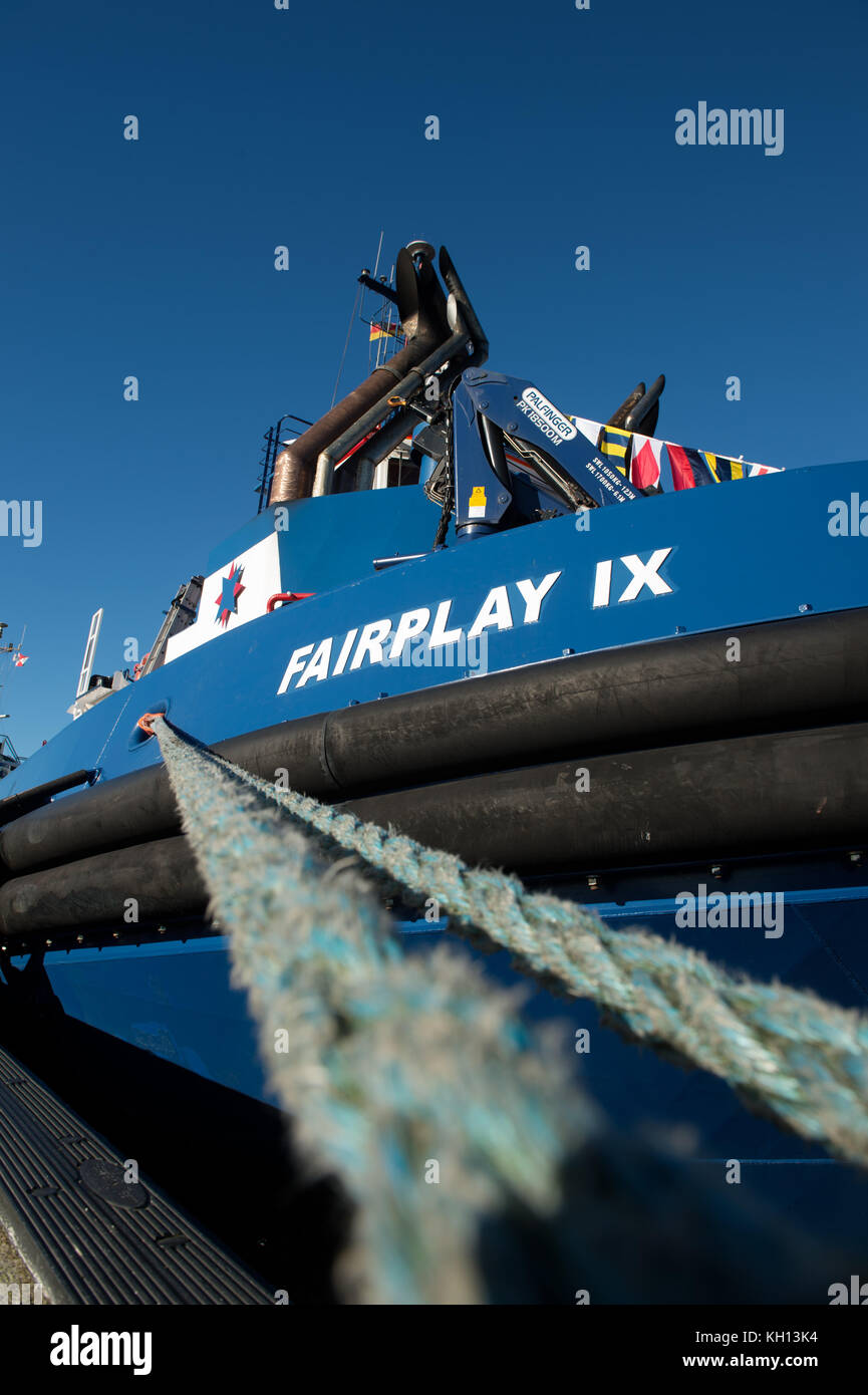 Hamburg, Germany. 13th Nov, 2017. The tug boat "Fairplay IX" lying at anchor in Hamburg, Germany ...