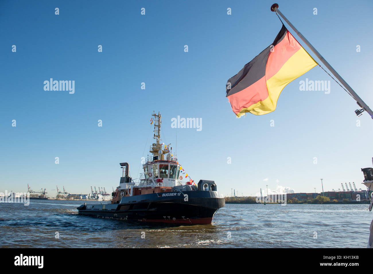 Hamburg, Germany. 13th Nov, 2017. The tug boat "Bugsier 12" sailing on ...