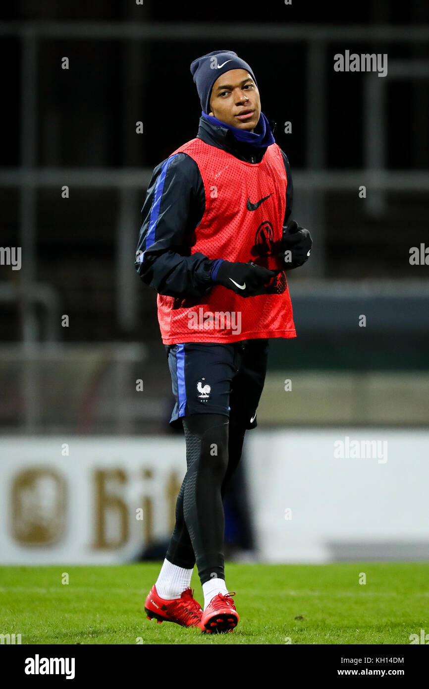 Kylian Mbappé warming up during the final training of the French ...