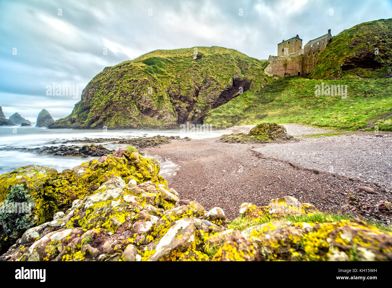 Cliff dunnottar hi-res stock photography and images - Alamy