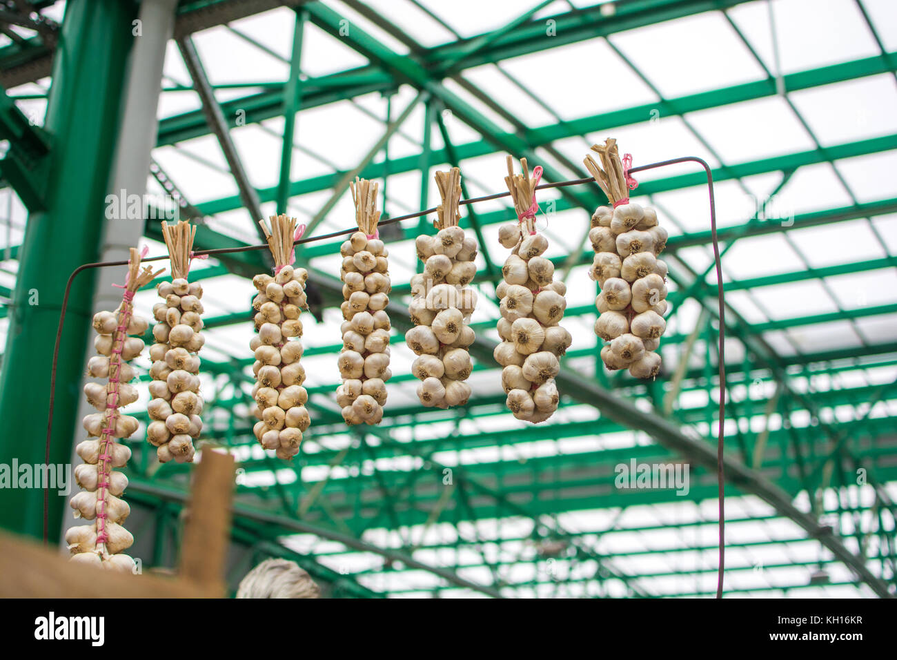 Bundles of garlic at the local market Stock Photo - Alamy