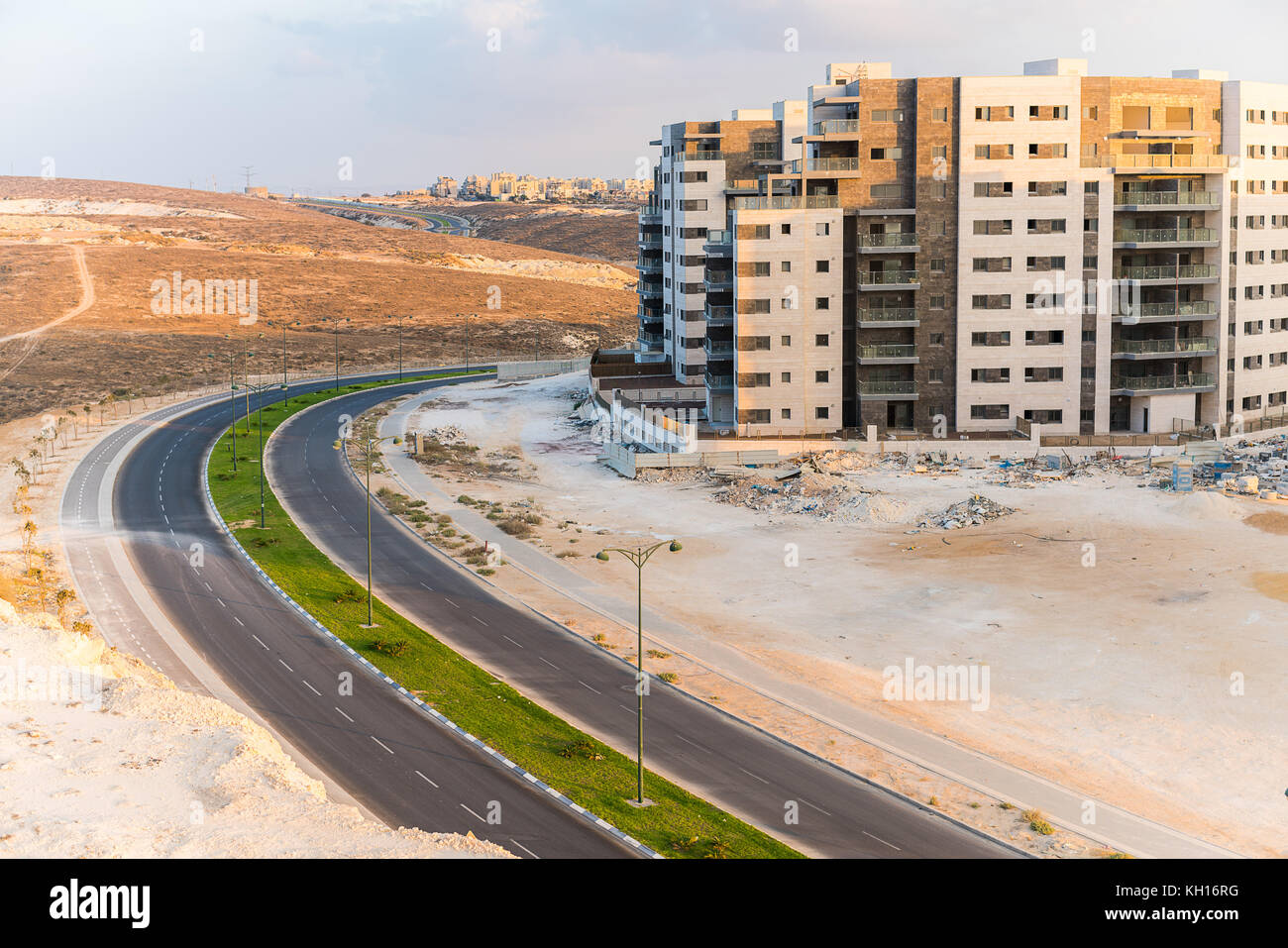 Desert skyscraper construction hi-res stock photography and images - Alamy