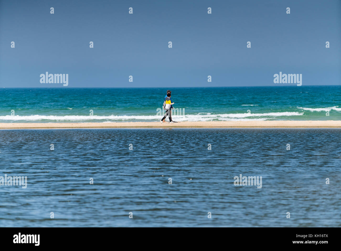 Walk along the seashore hi-res stock photography and images - Alamy