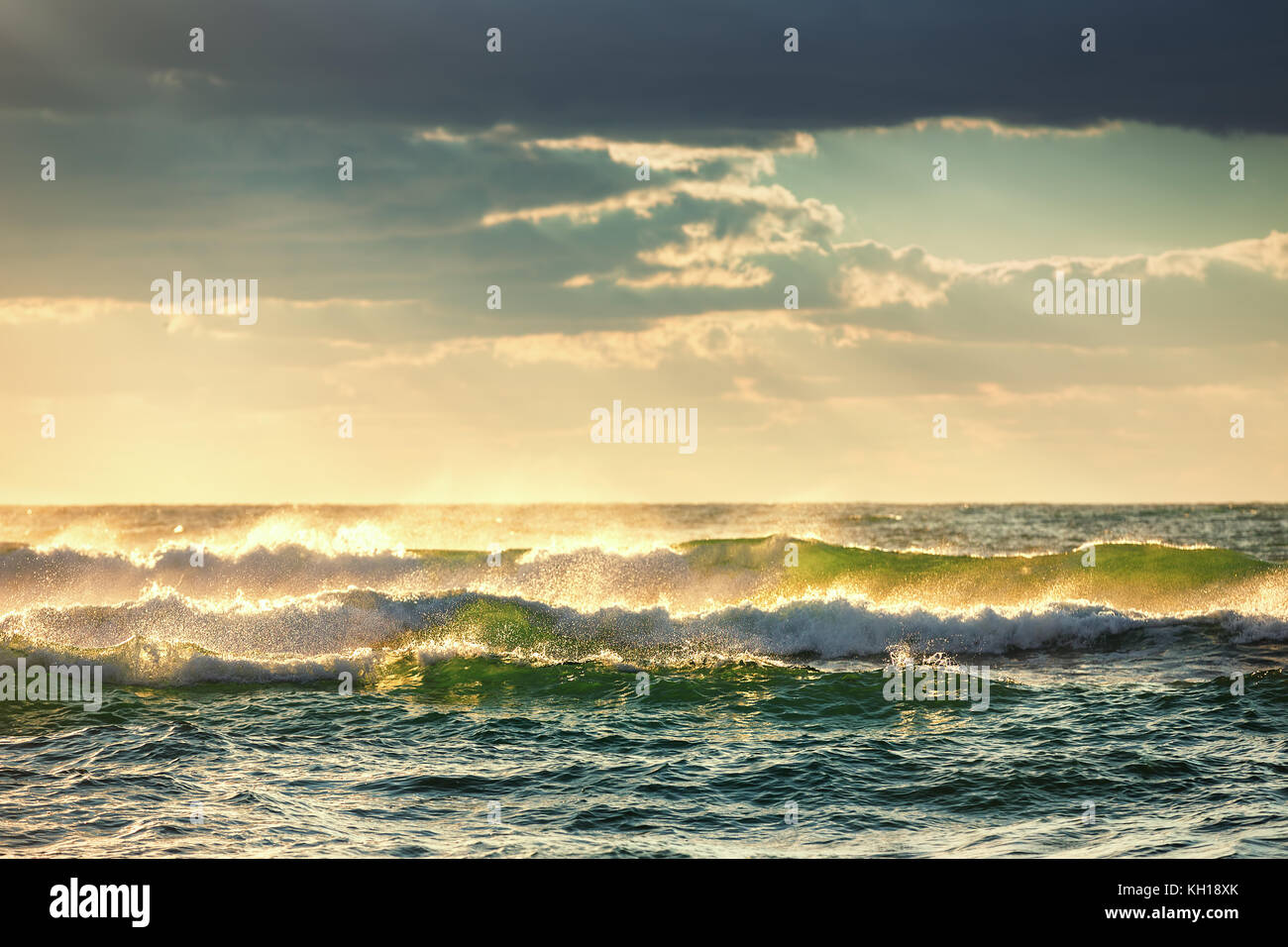 Sunrise and wave hi-res stock photography and images - Alamy