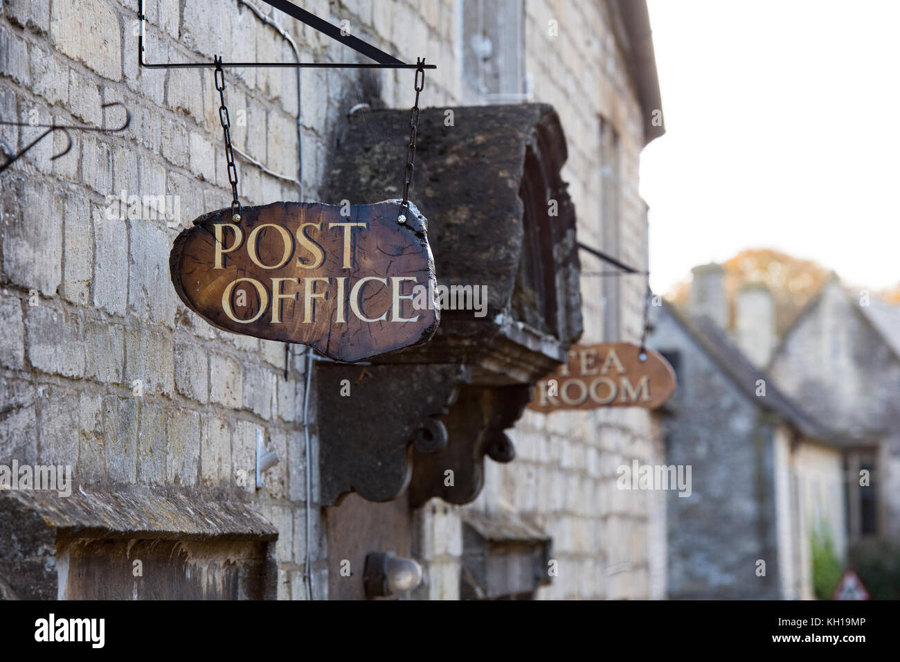 Hanging shop signs hi-res stock photography and images - Alamy