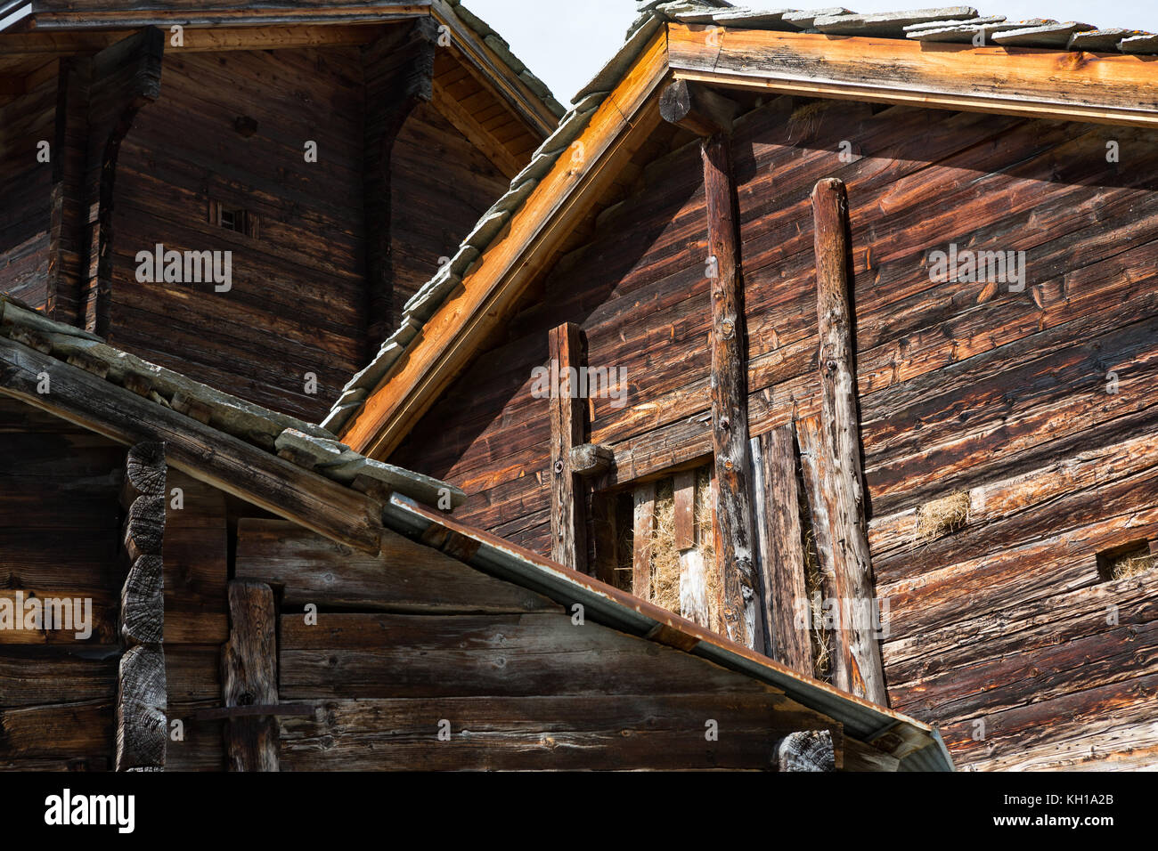 Swiss chalet construction hi-res stock photography and images - Alamy