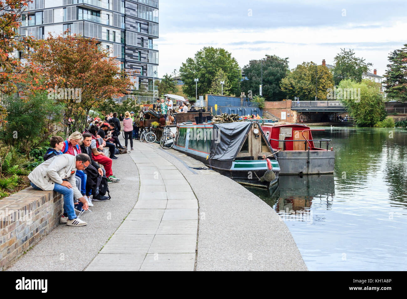 People sitting and congregation on the towpath on Regent's Canal at ...