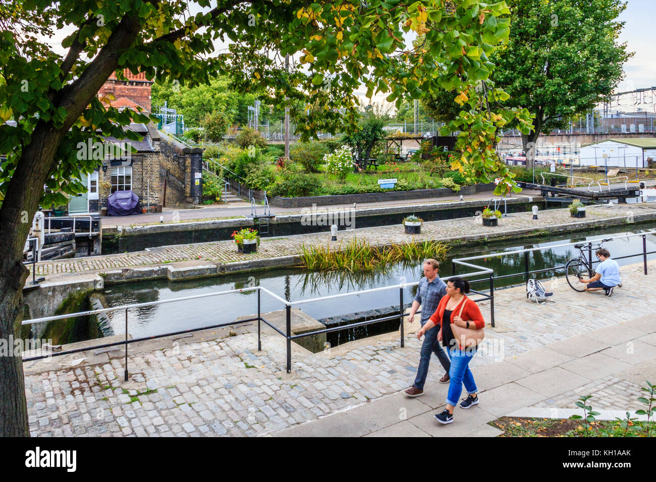 Man and woman on the towpath of Regent's Canal at St. Pancras Lock ...