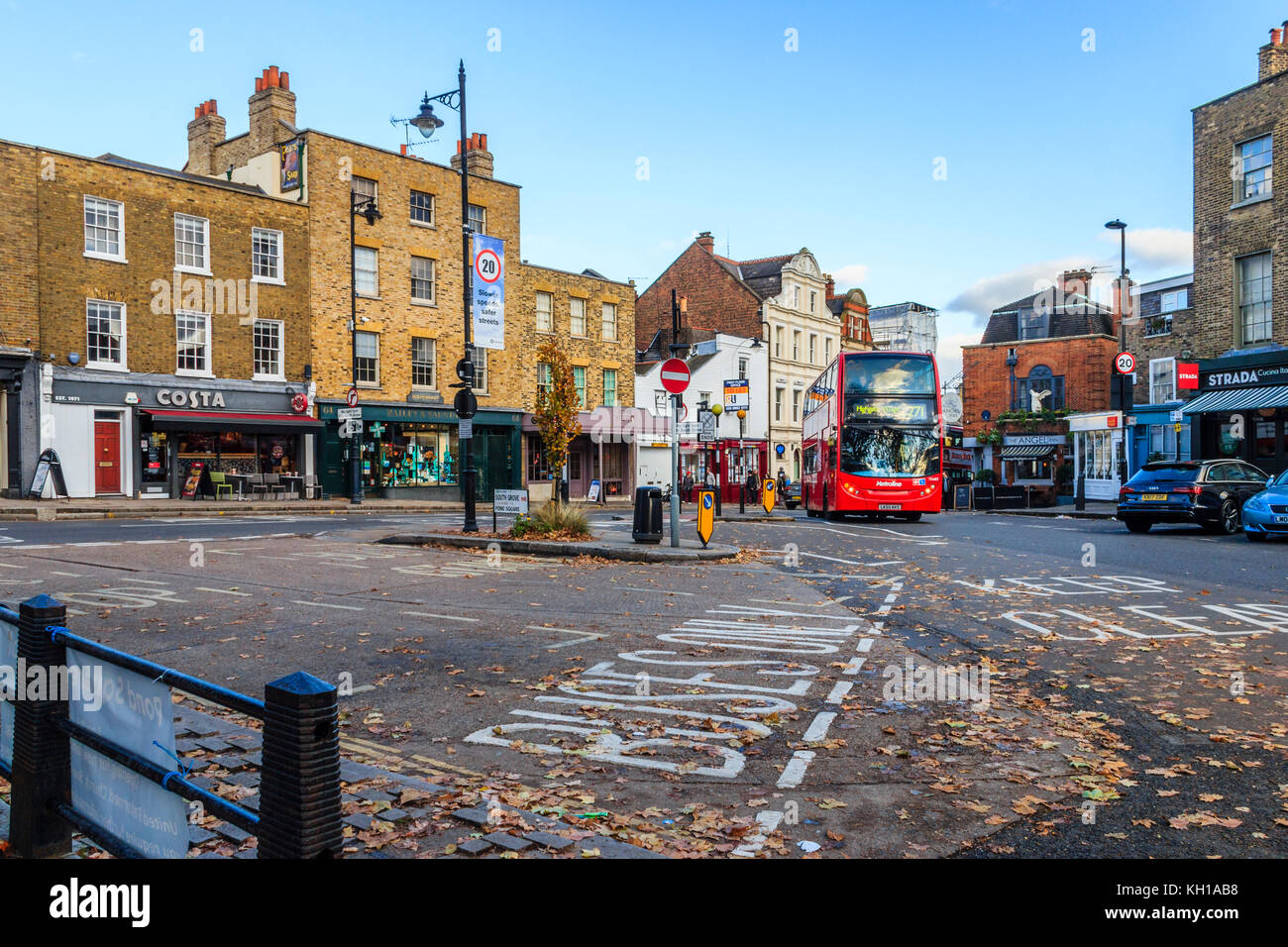 A 271 bus turns into its terminus in South Grove, Highgate Village ...