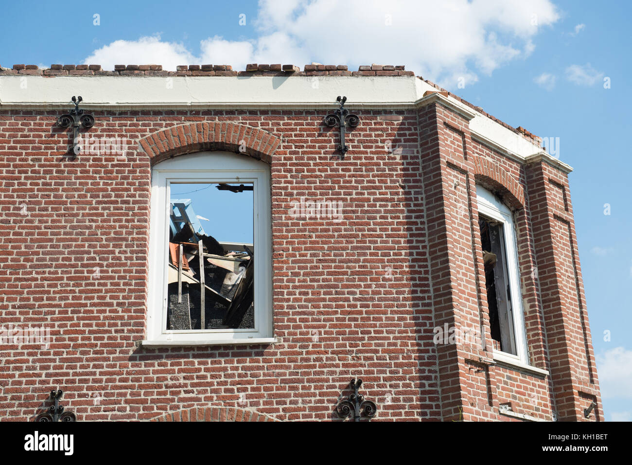 Damaged and broken house by fire Stock Photo - Alamy