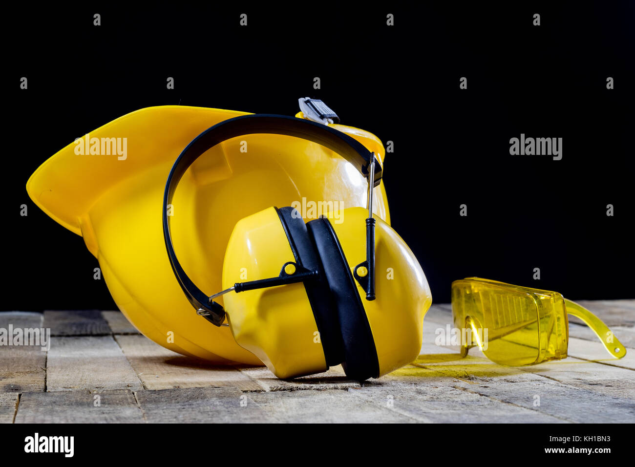 Protective clothing, helmet, gloves and glasses. Hearing protectors ...