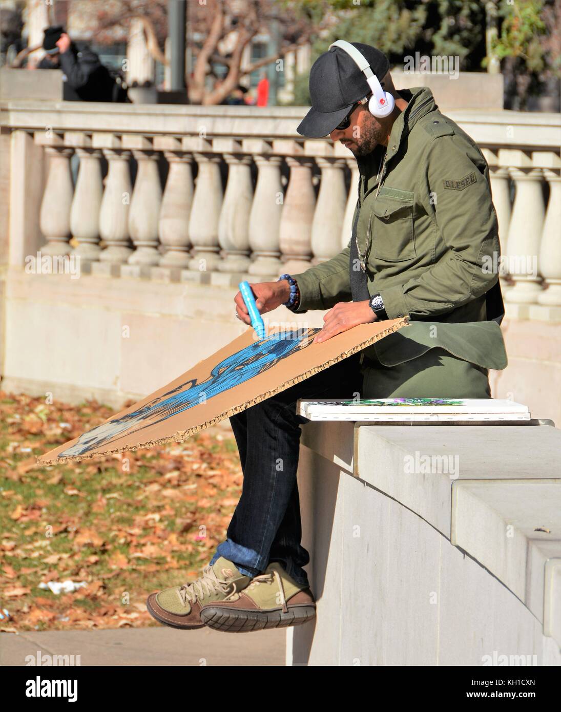 Artist drawing outside in a park Stock Photo - Alamy