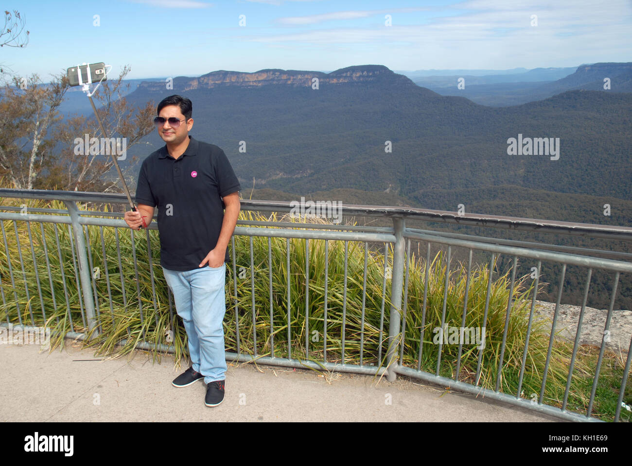 People looking across Jamison Valley from Echo Point Lookout, Katoomba ...