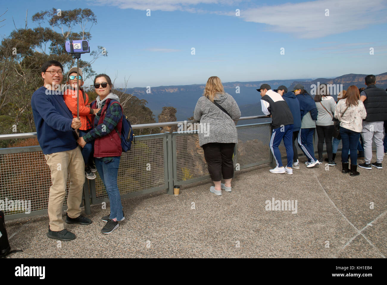 People looking across Jamison Valley from Echo Point Lookout, Katoomba ...