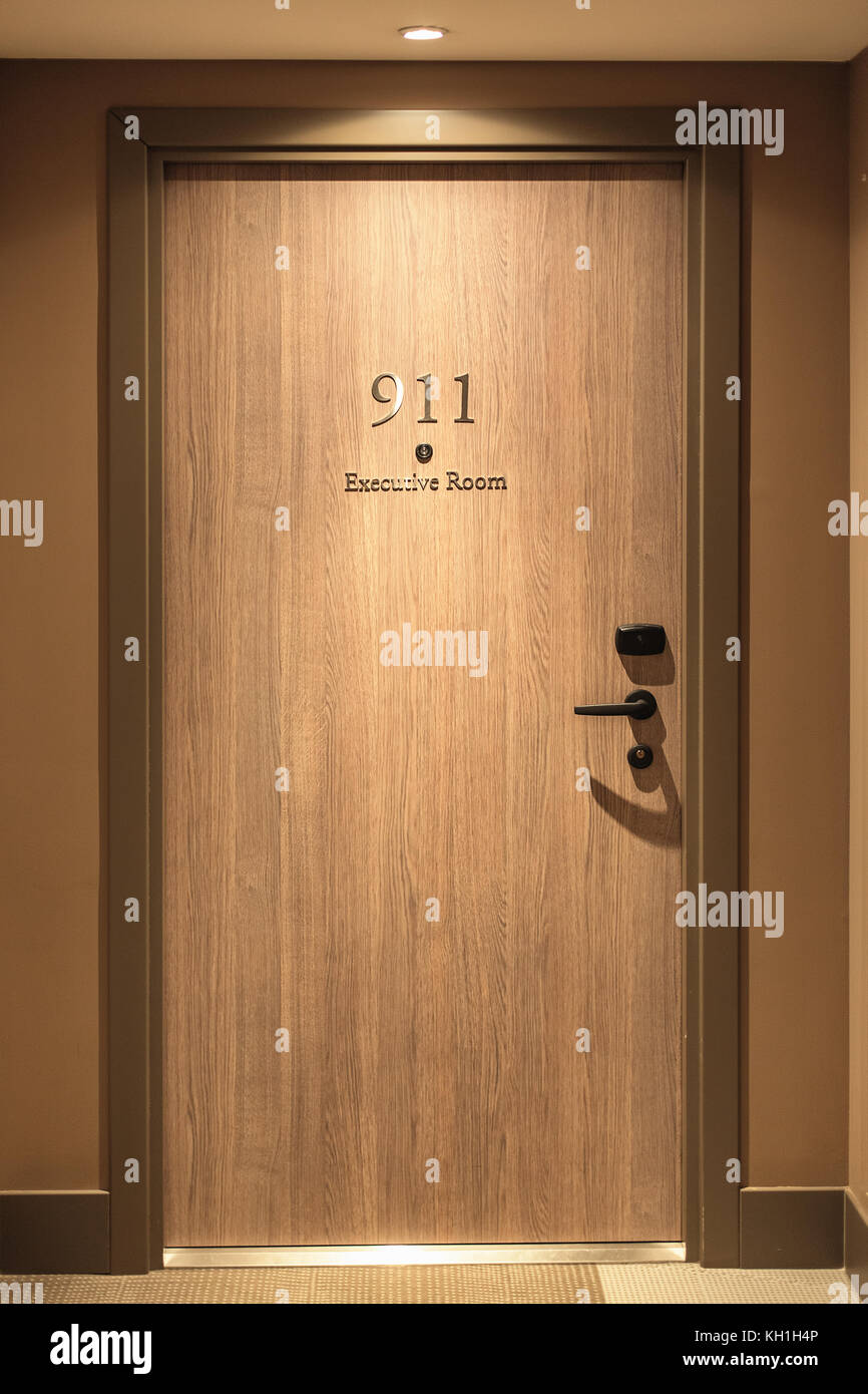 A Pair Of Hotel Room Door Notices - HooDoo Wallpaper