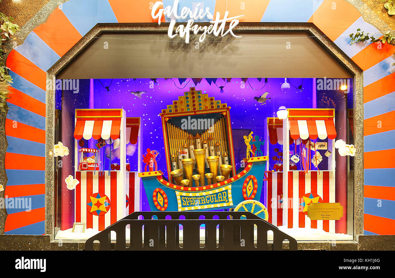 Paris puppet show hi-res stock photography and images - Alamy