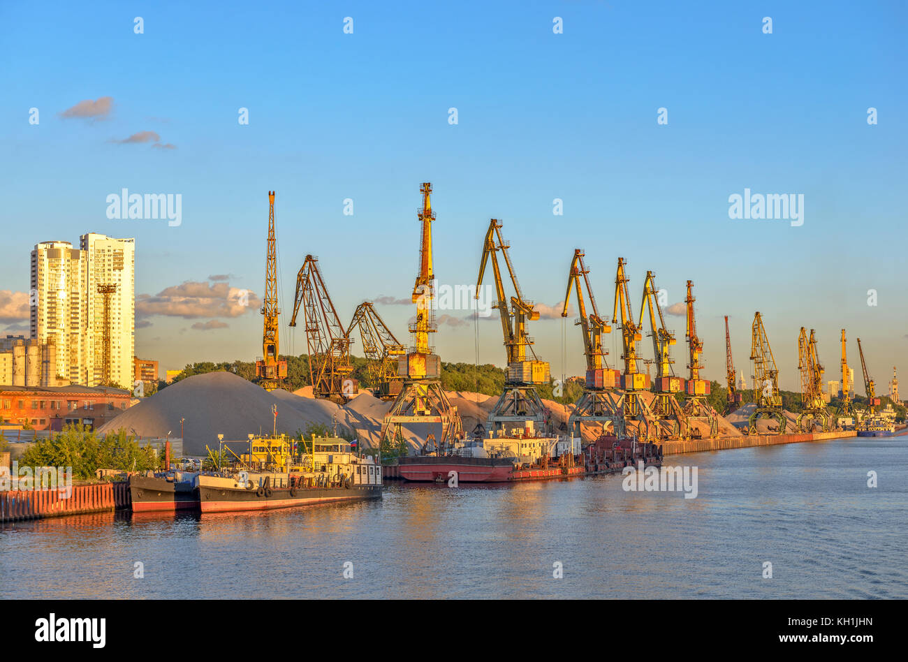 Dry bulk terminal in port hi-res stock photography and images - Alamy