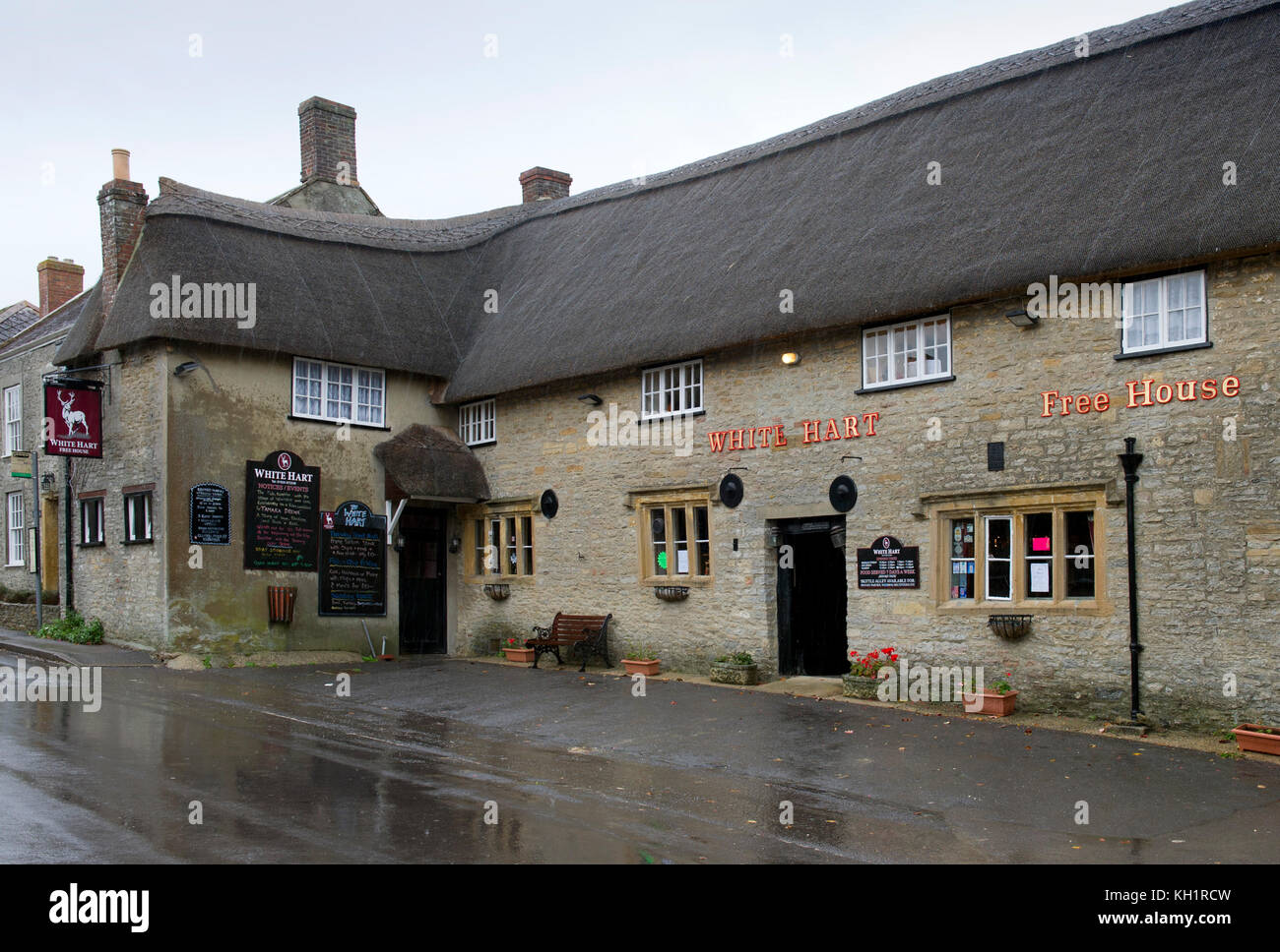 The White Hart public house in Yetminster, Dorset Stock Photo - Alamy