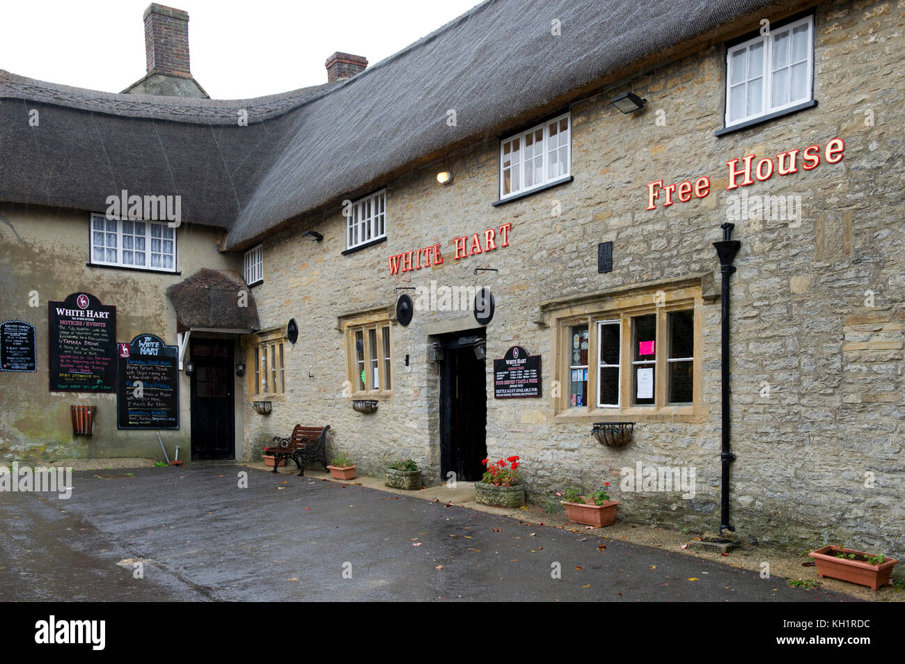 The White Hart public house in Yetminster, Dorset Stock Photo - Alamy