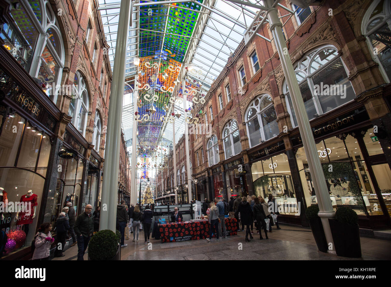 Red leeds town hall hi-res stock photography and images - Alamy