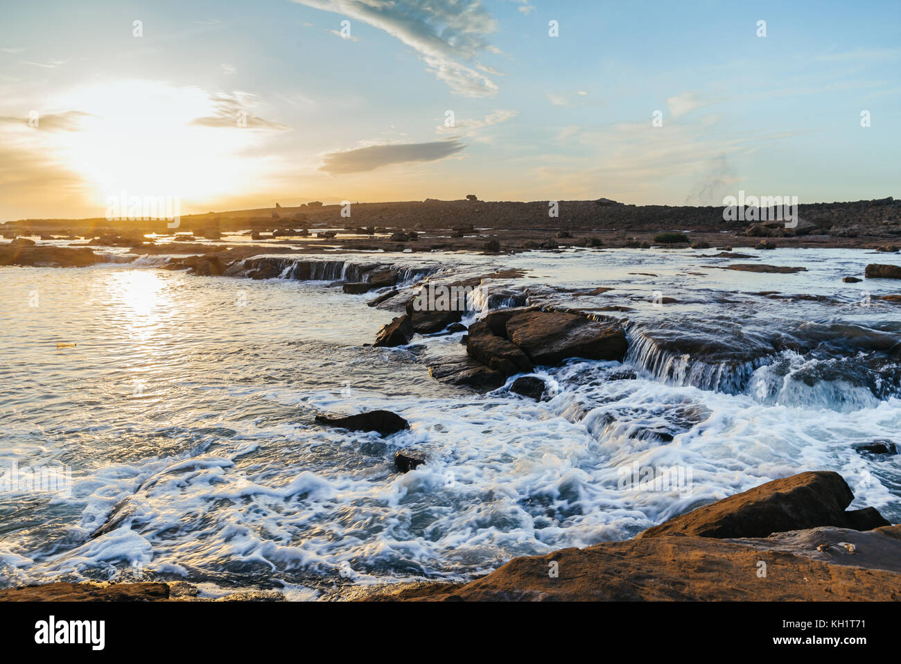 Ocean rocks and waterfalls hi-res stock photography and images - Alamy