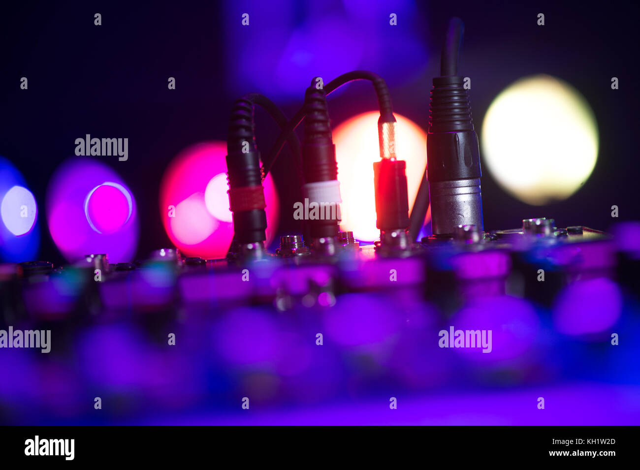 Audio jack Dj mixer dj mix music on the console the dj s hand , france ...