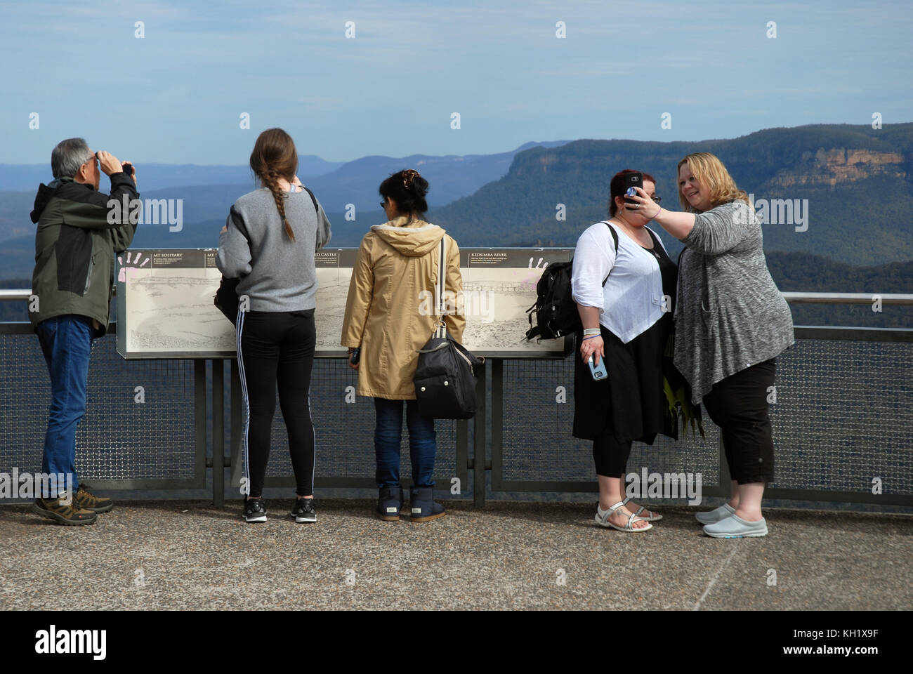 People looking across Jamison Valley from Echo Point Lookout, Katoomba ...