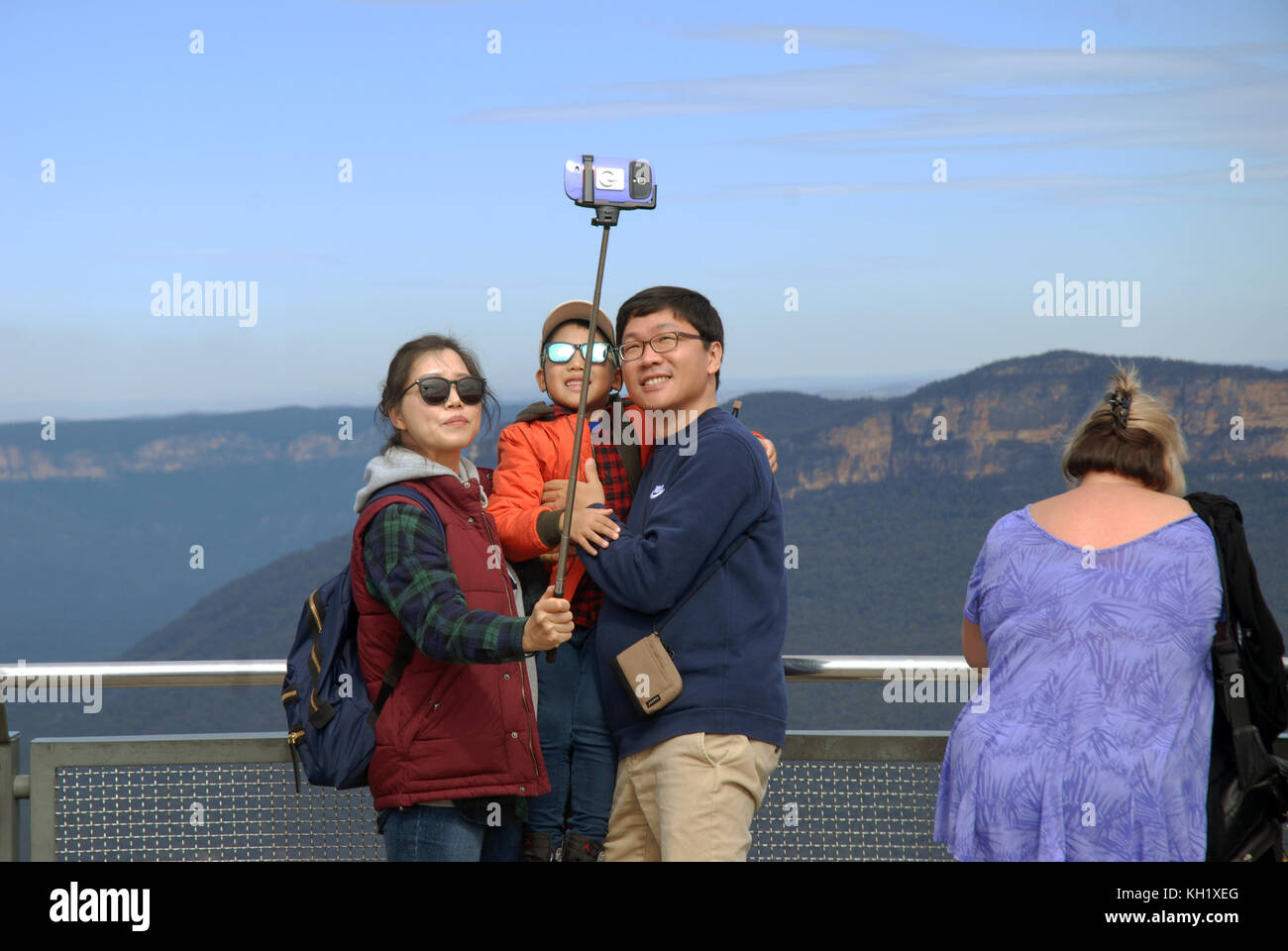 People looking across Jamison Valley from Echo Point Lookout, Katoomba ...