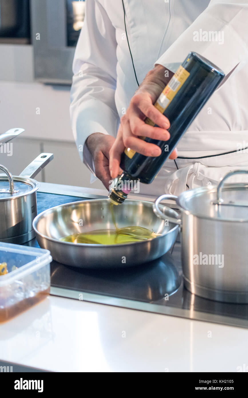 Pouring oil pan hi-res stock photography and images - Alamy