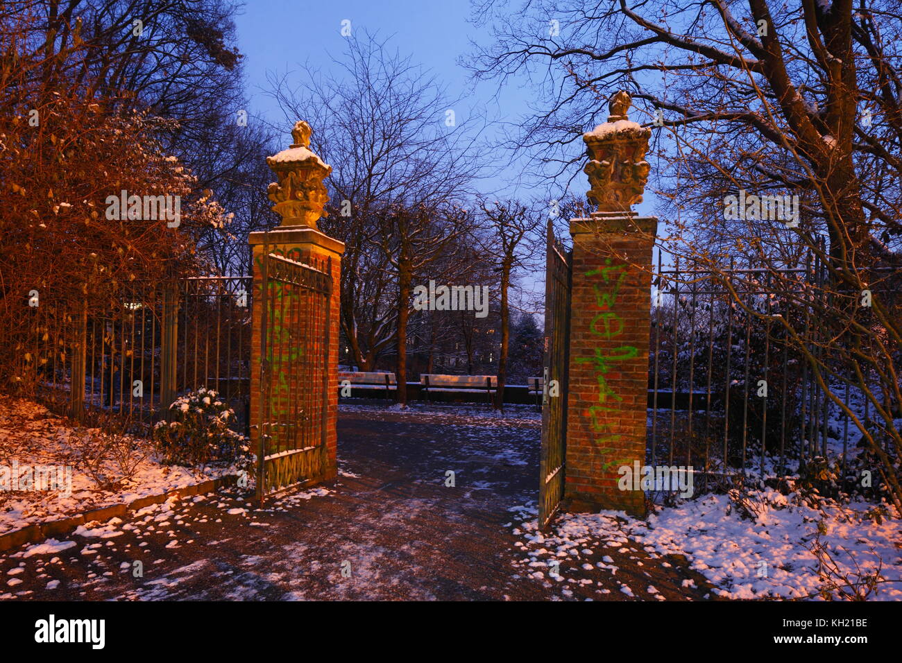 altes Tor im Park Wallanlagen im Winter mit Schnee bei Abenddaemmerung ...