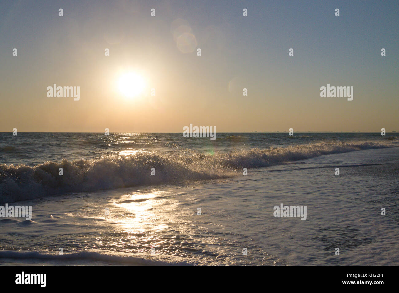 Beautiful sunset on the summer sea Stock Photo - Alamy