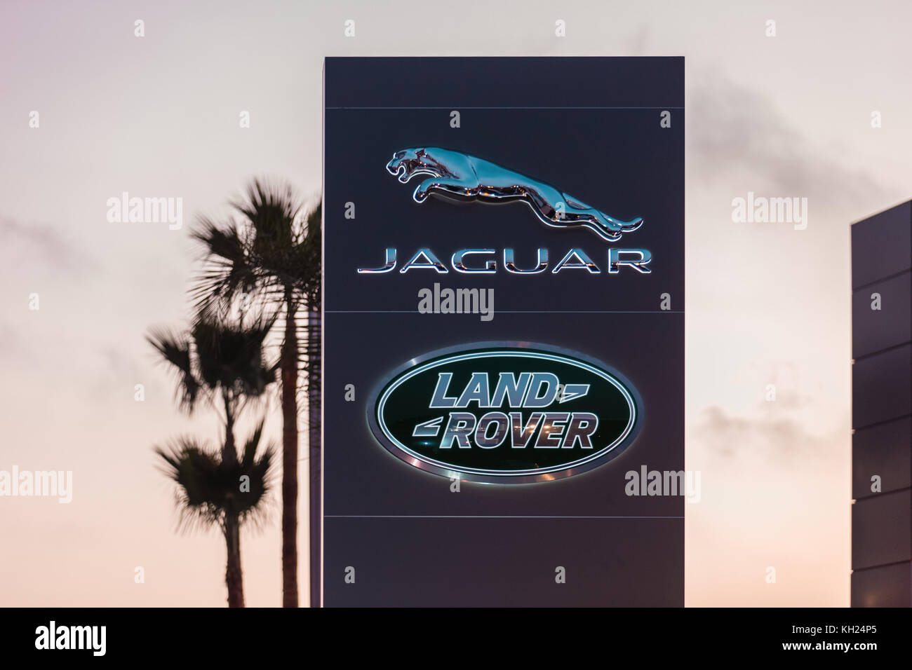 Jaguar land rover logo hi-res stock photography and images - Alamy