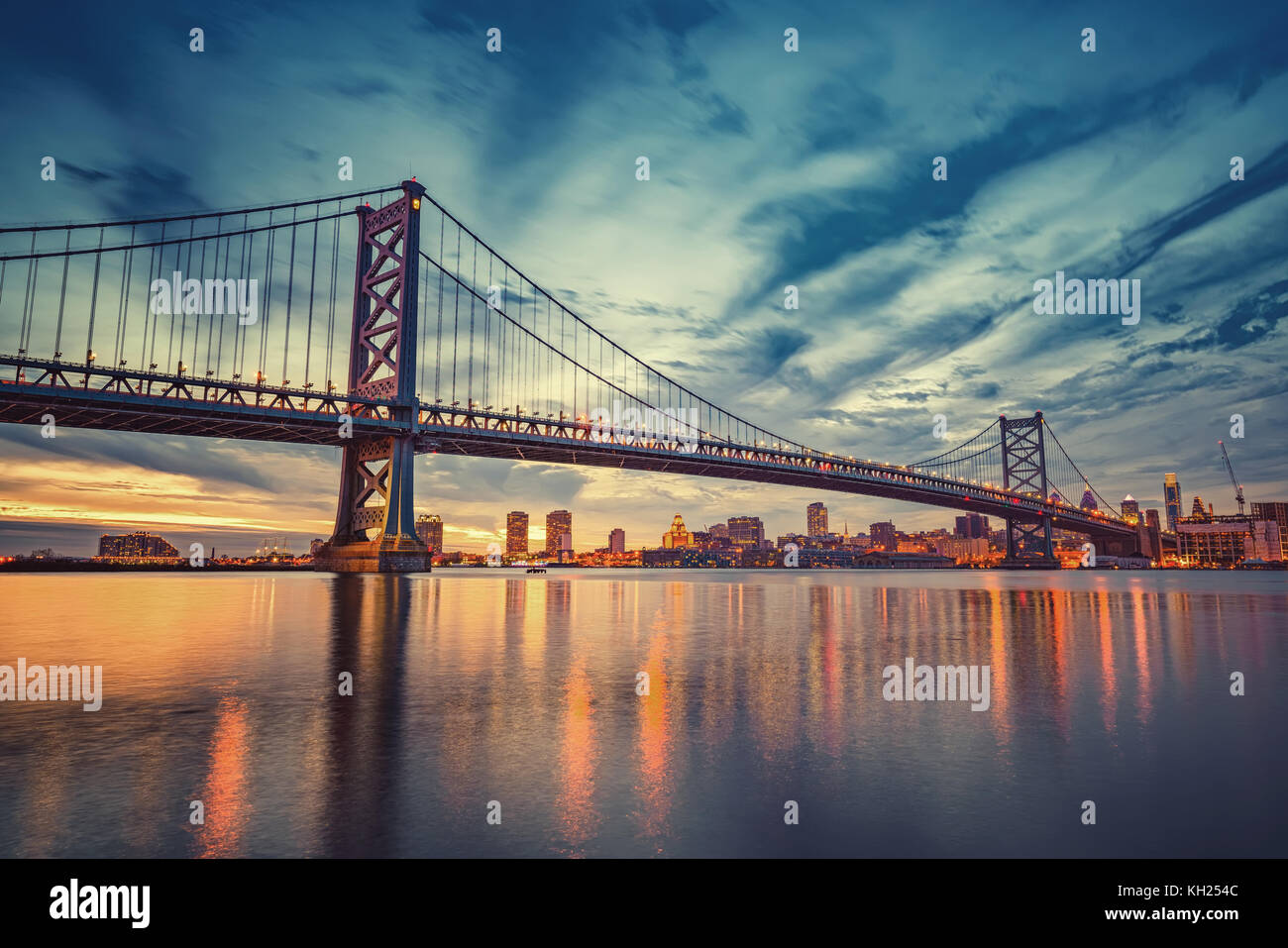 Delaware river bridge philadelphia skyline hi-res stock photography and ...