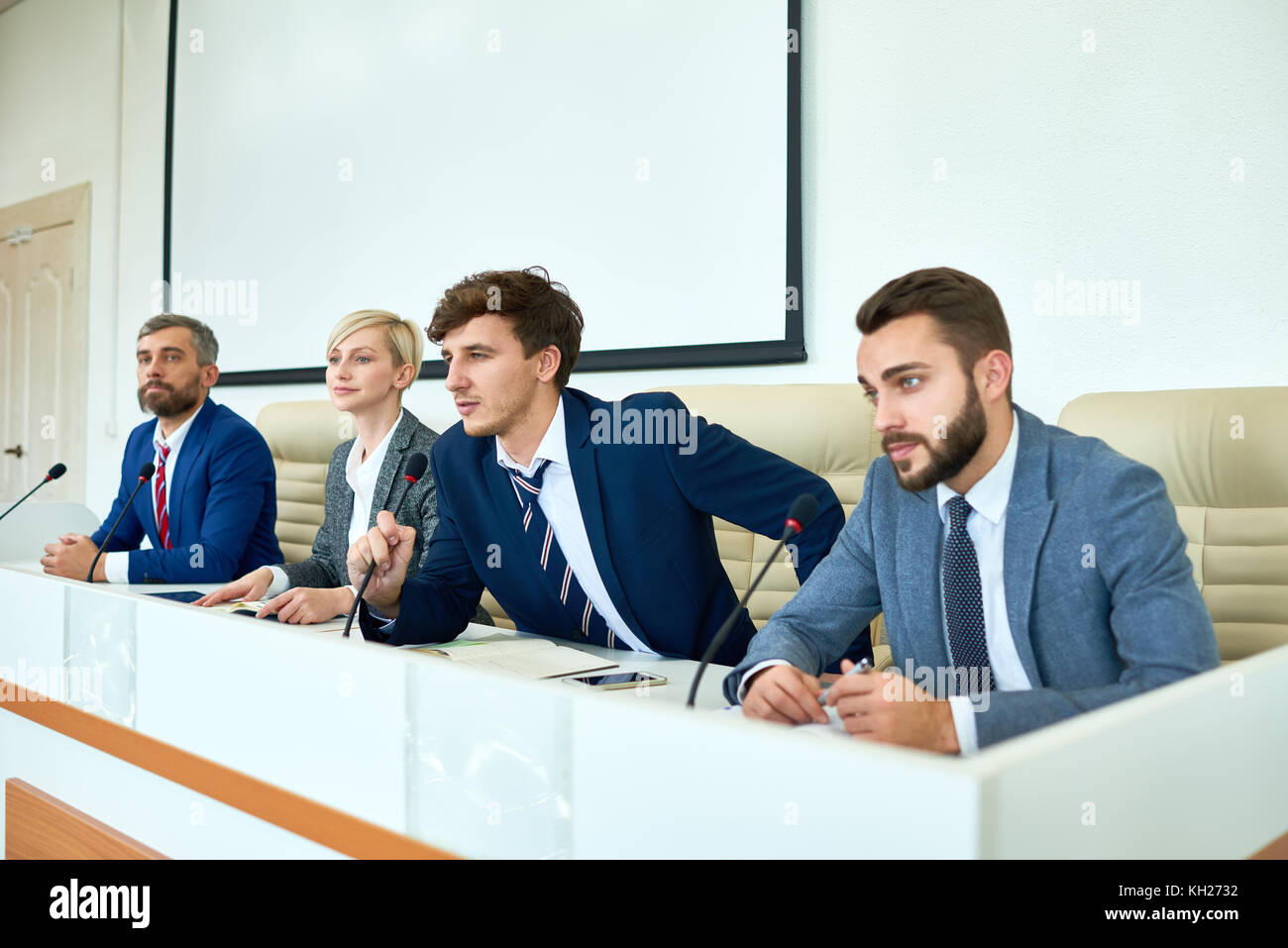 Answering questions speaker hi-res stock photography and images - Alamy