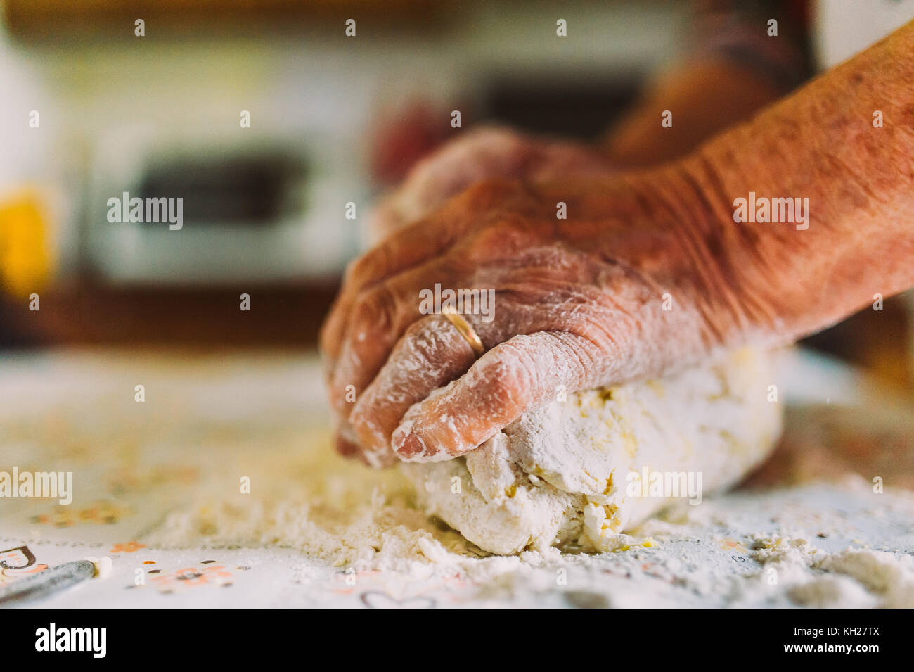 grandma making pasta the old traditional way Stock Photo - Alamy