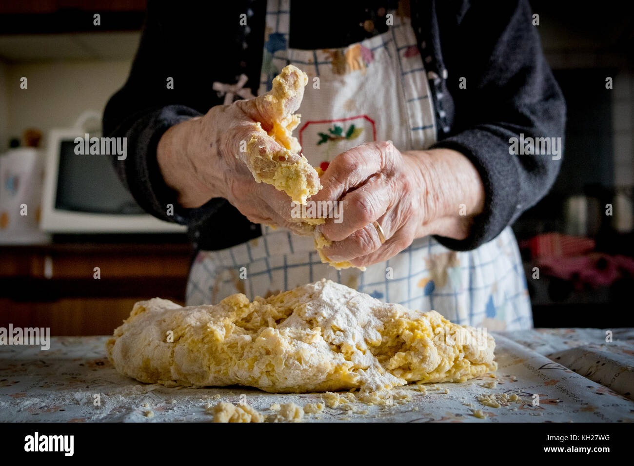 grandma making pasta the old traditional way Stock Photo - Alamy