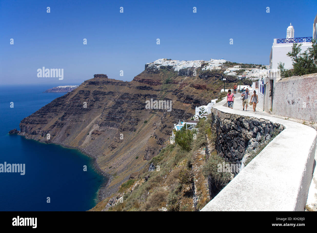 Santorini caldera sea cliff edge hi-res stock photography and images ...