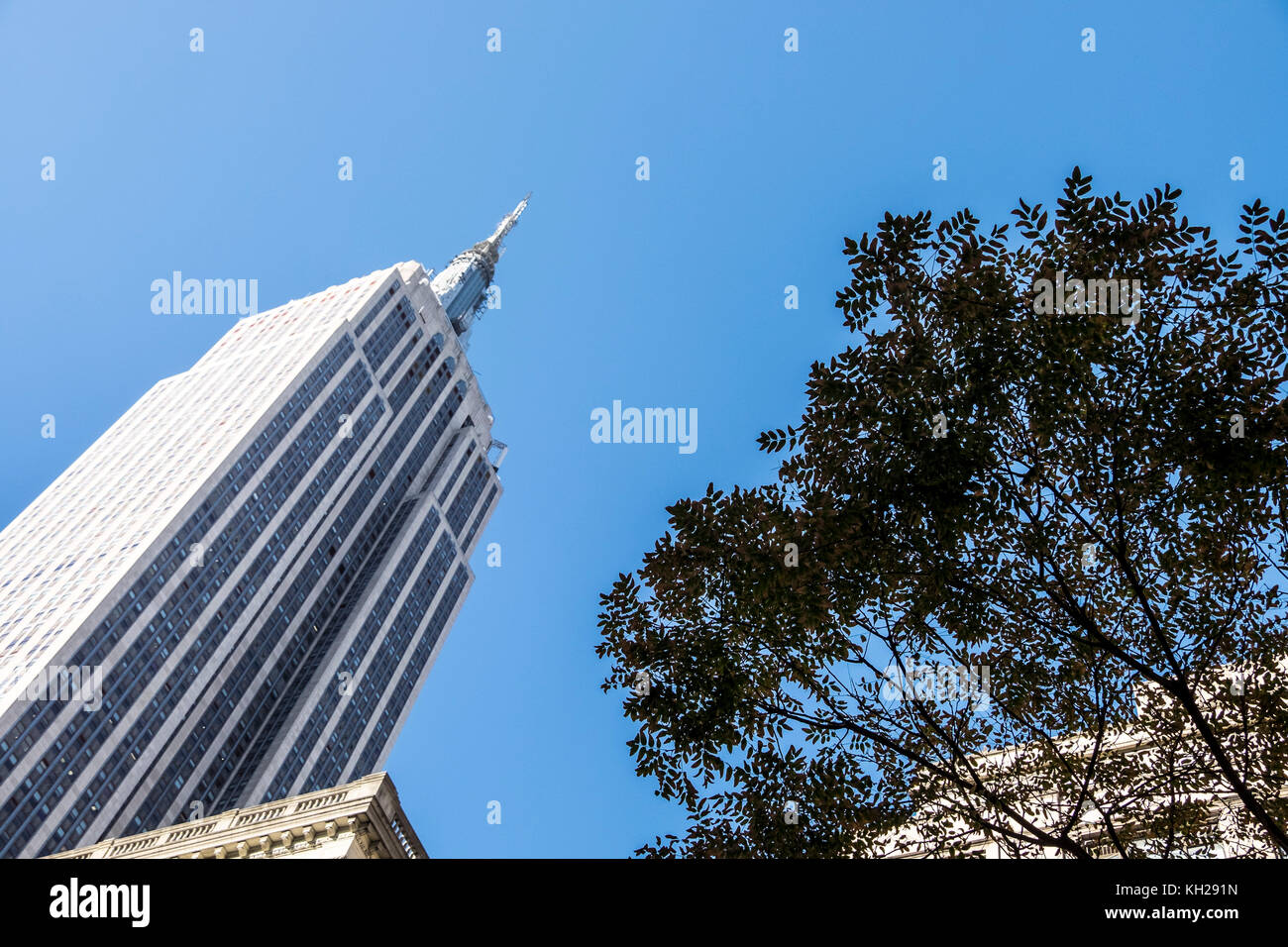 Empire State Building, New York with stars and stripes flying Stock ...