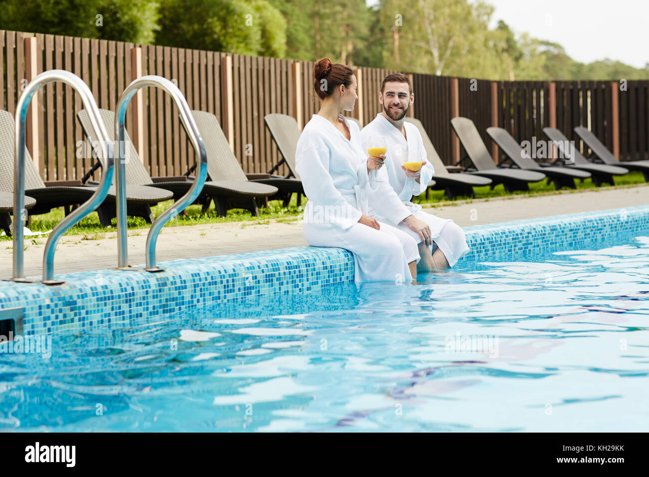 Couple by swimming pool hi-res stock photography and images - Alamy