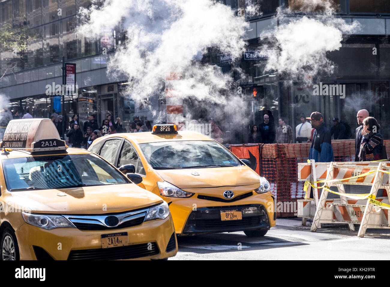 traffic and pedestrians in New York Stock Photo - Alamy